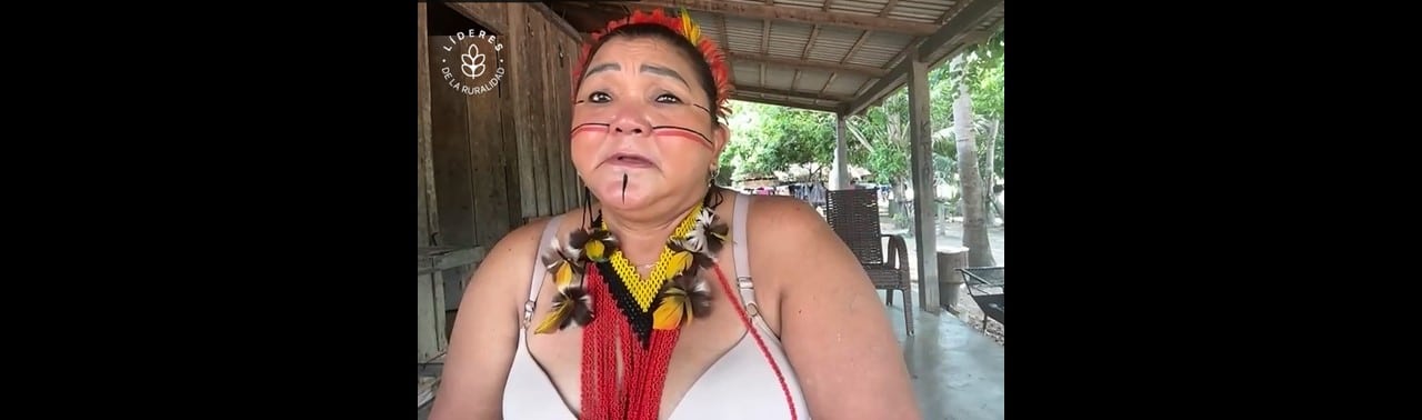 Primera mujer cacique de su aldea, recolectora y emprendedora indígena ...
